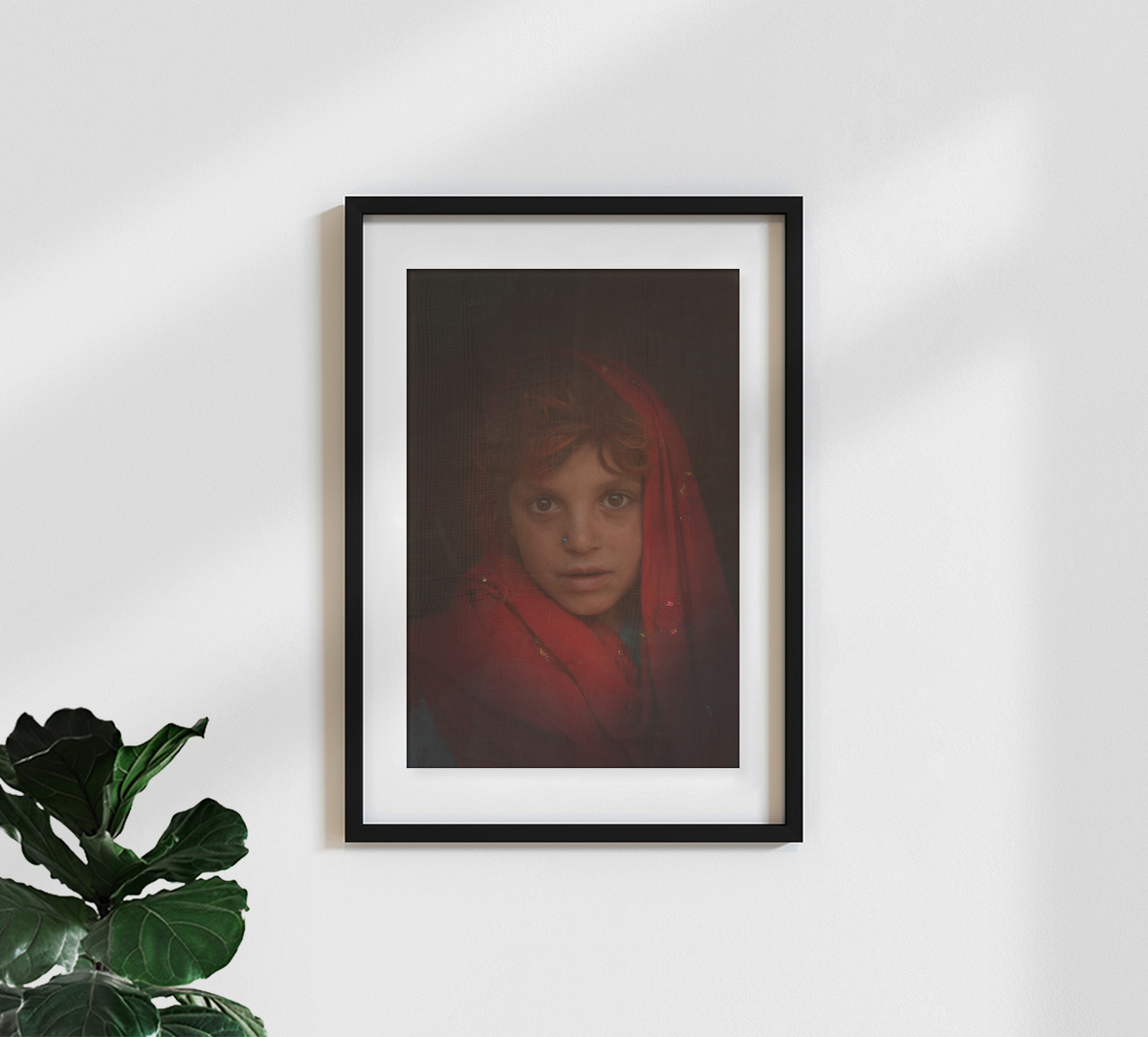 'Zainab ' – Fotokunst von Rada Akbar jetzt entdecken!